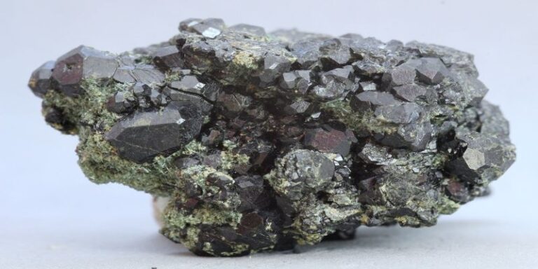 🪨 Andradita (Mineral): Significado, Propiedades y Usos